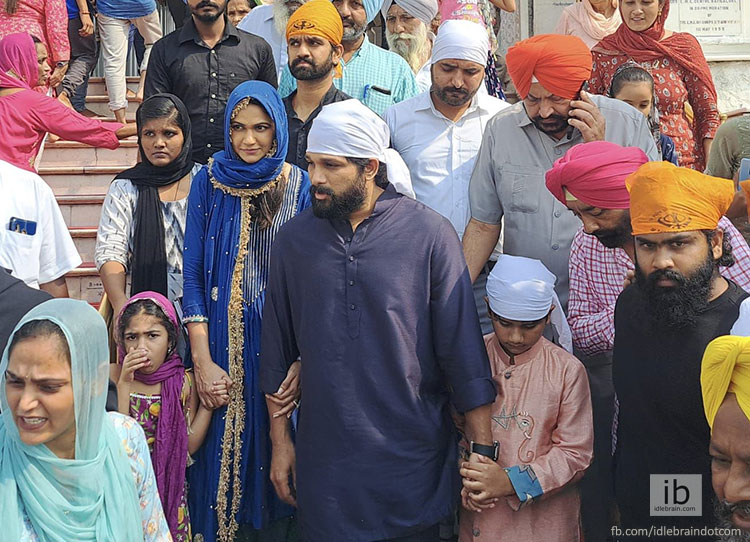 Icon Star Allu Arjun Visits Golden Temple with the Family - idlebrain.com