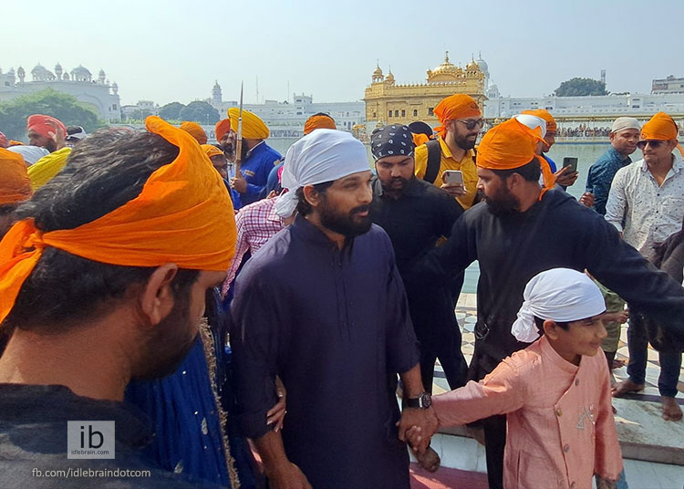 Icon Star Allu Arjun Visits Golden Temple with the Family - idlebrain.com