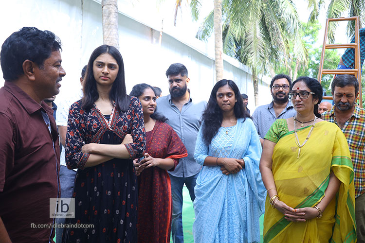 Mogalthuru Gives Royal Welcome To Prabhas & Family - idlebrain.com
