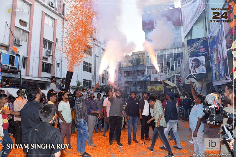 Nani’s 63 Feet Cutout Of Shyam Singha Roy At Devi Theatre In RTC X ...